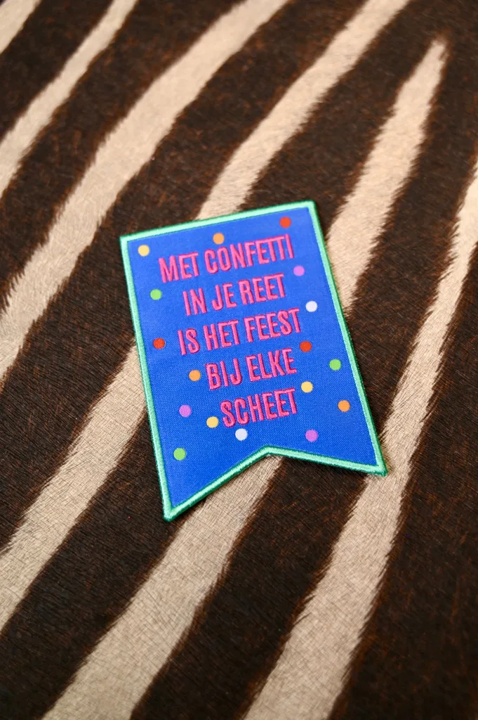 Embleem Met confetti in je reet is het feest bij elke scheet (vlaggetjes blauw) - X-Sins